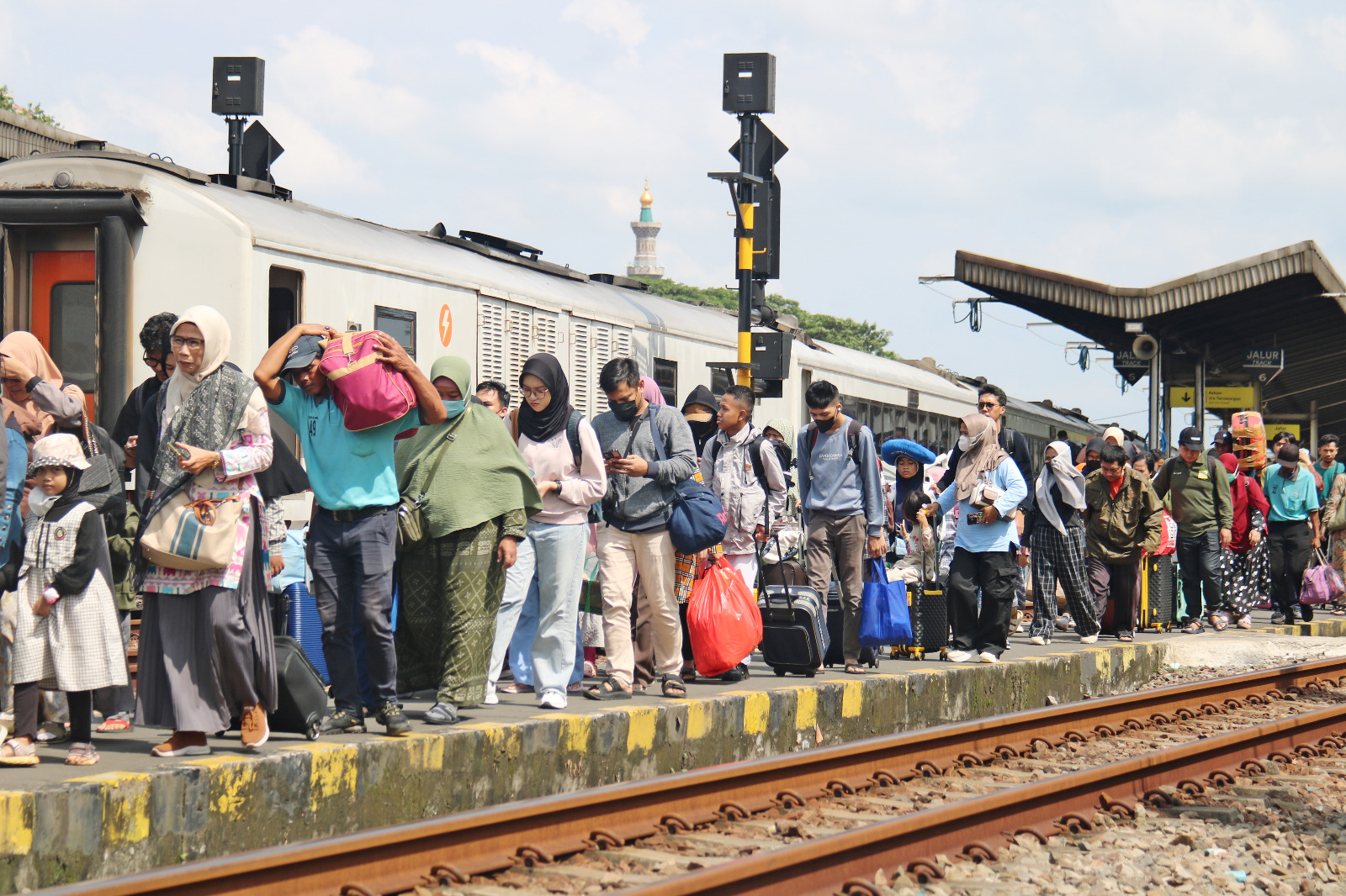 KAI Daop 3 Cirebon Layani 338.855 Pelanggan Selama Angkutan Lebaran 2025 - Media Transparancy